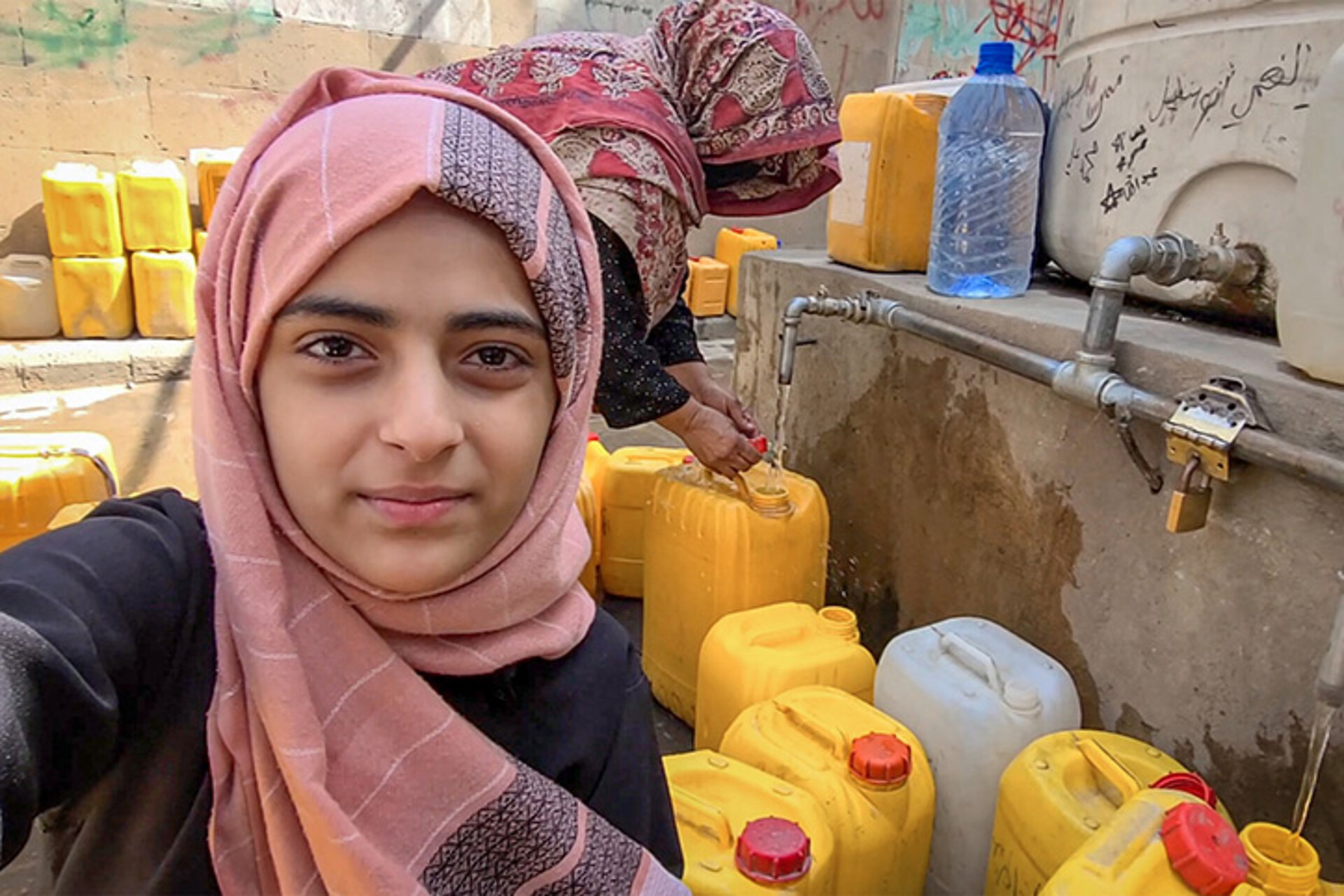 Jemen: Seham holt täglich Wasser - DRK e.V.