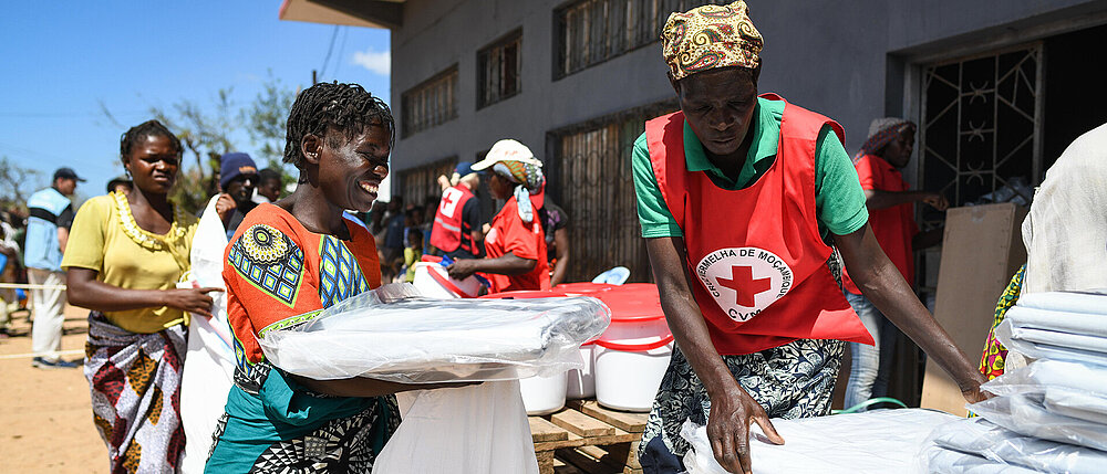 Spenden bei Katastrophen: als Unternehmen helfen - DRK e.V.