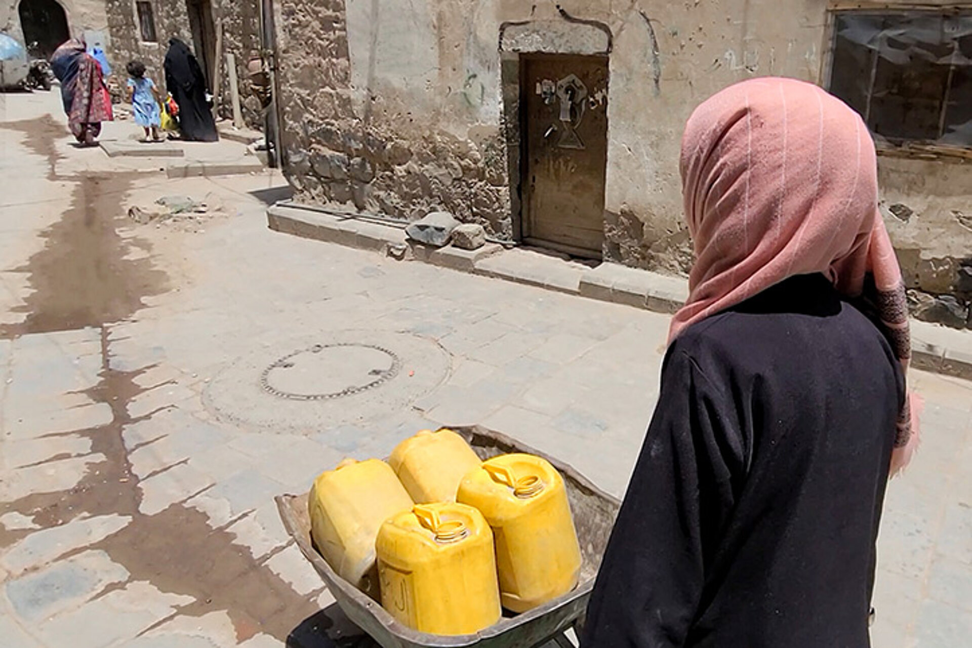 Jemen: Seham holt täglich Wasser - DRK e.V.